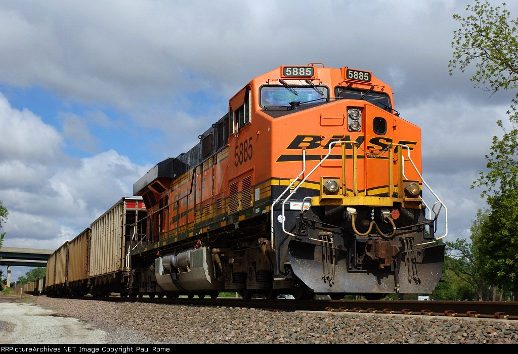 BNSF 5885, GE ES44AC, works as a DPU remote unit on a westbound empty